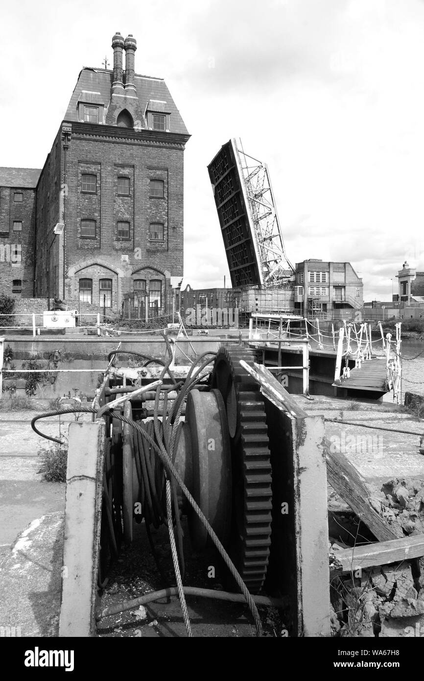 Derrick crane hi-res stock photography and images - Alamy