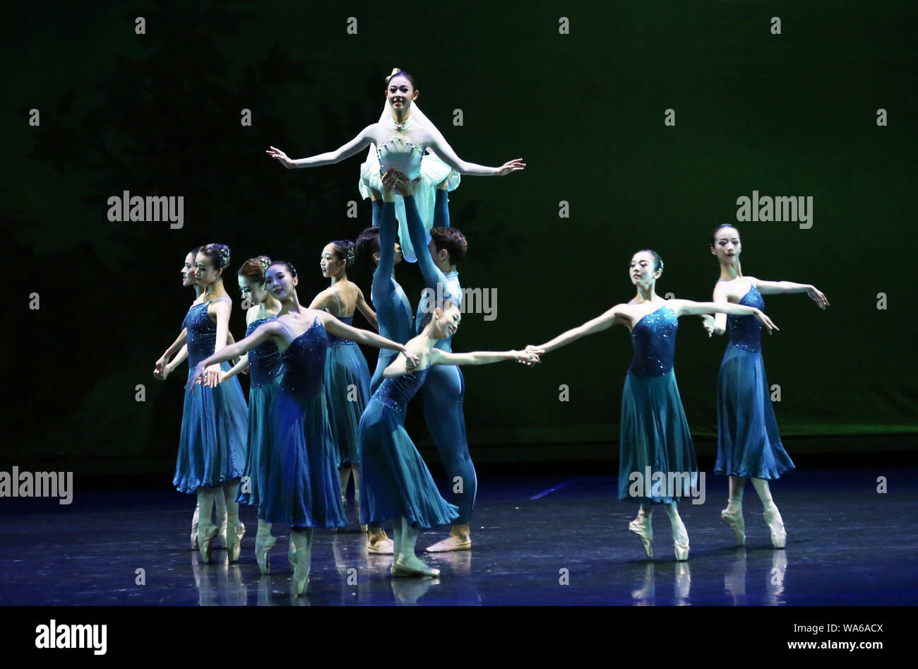 (190818) -- NEW YORK, Aug. 18, 2019 (Xinhua) -- Artists perform during ...