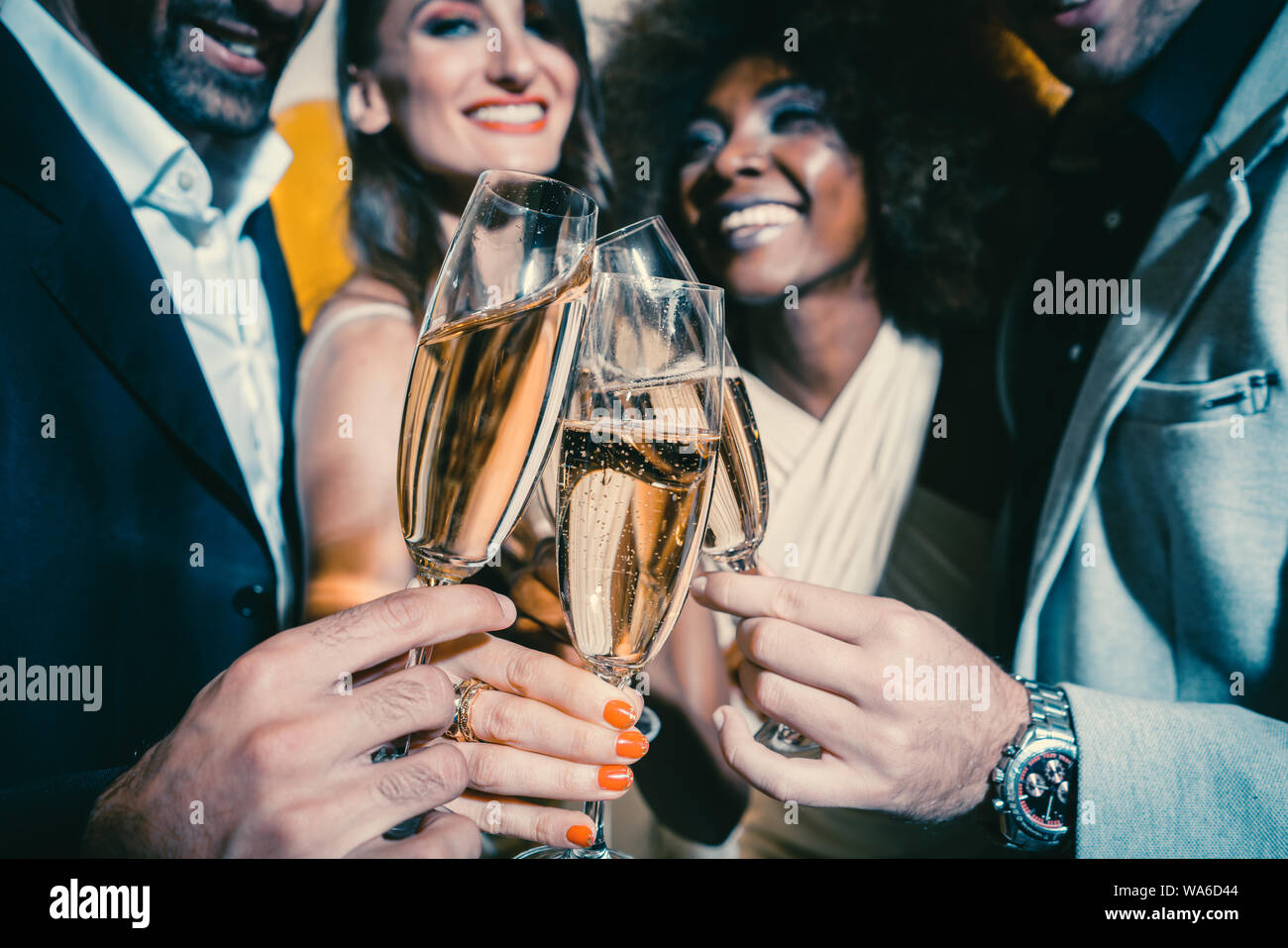 Women with wine glasses hi-res stock photography and images - Alamy