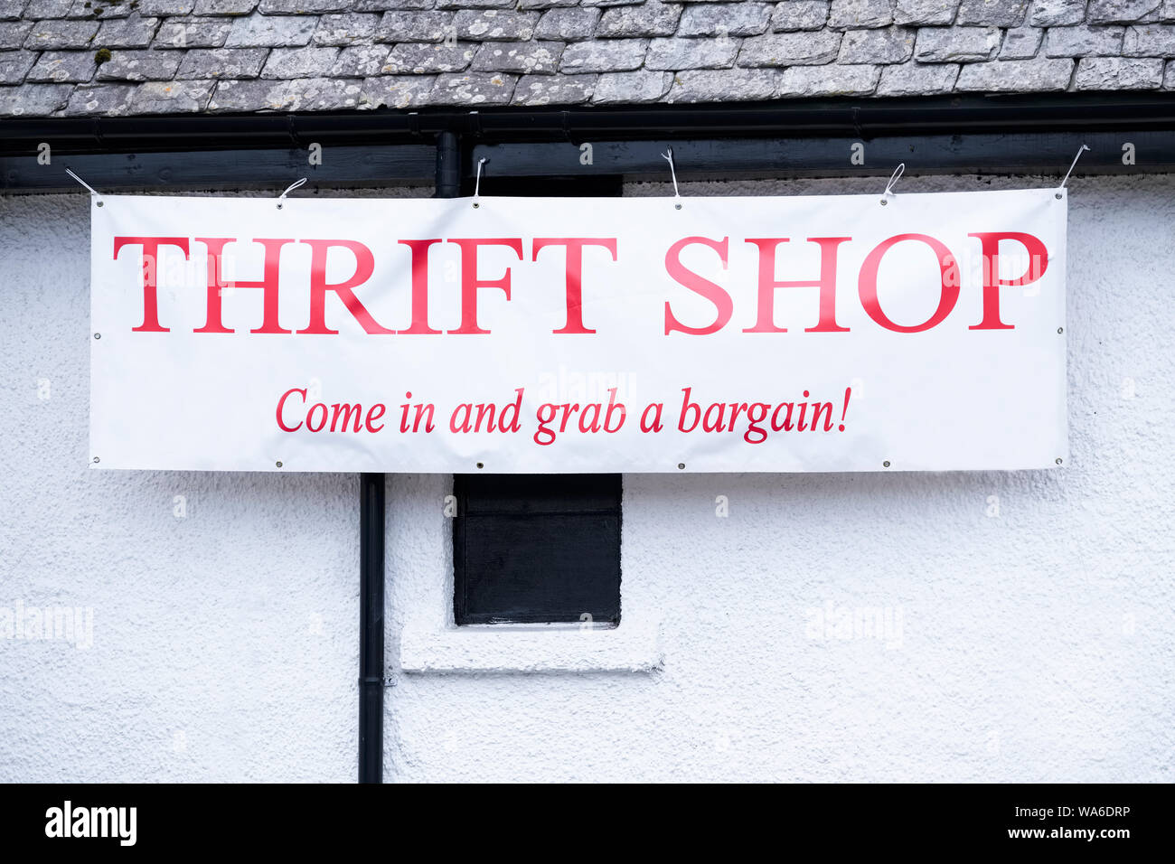 Red charity shop signage hi-res stock photography and images - Alamy