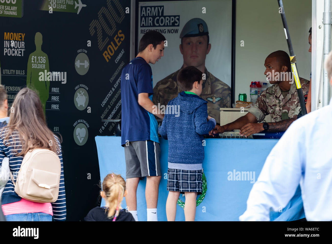 Uk army boys hi-res stock photography and images - Alamy