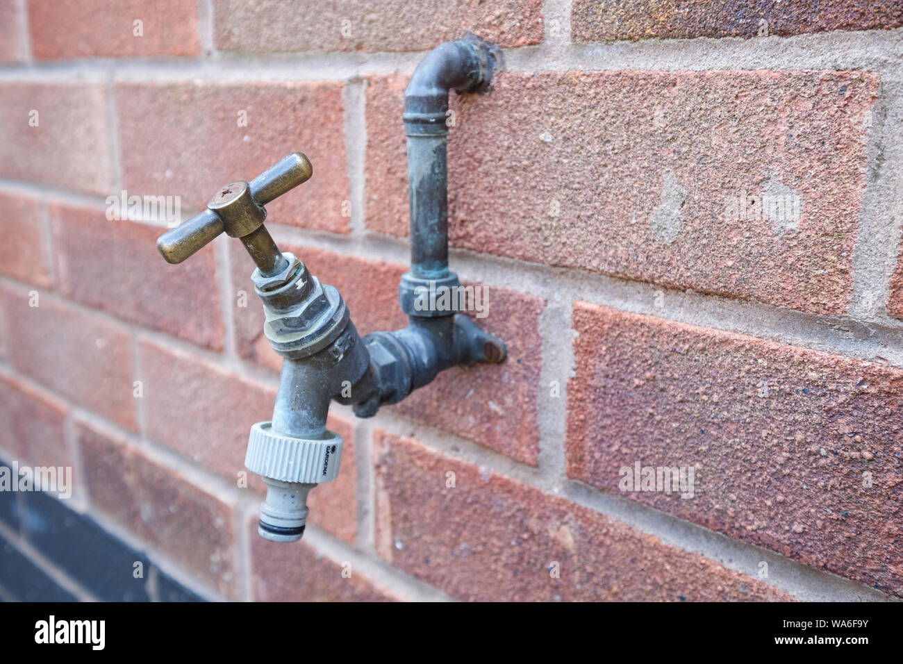 Outside tap hi-res stock photography and images - Alamy