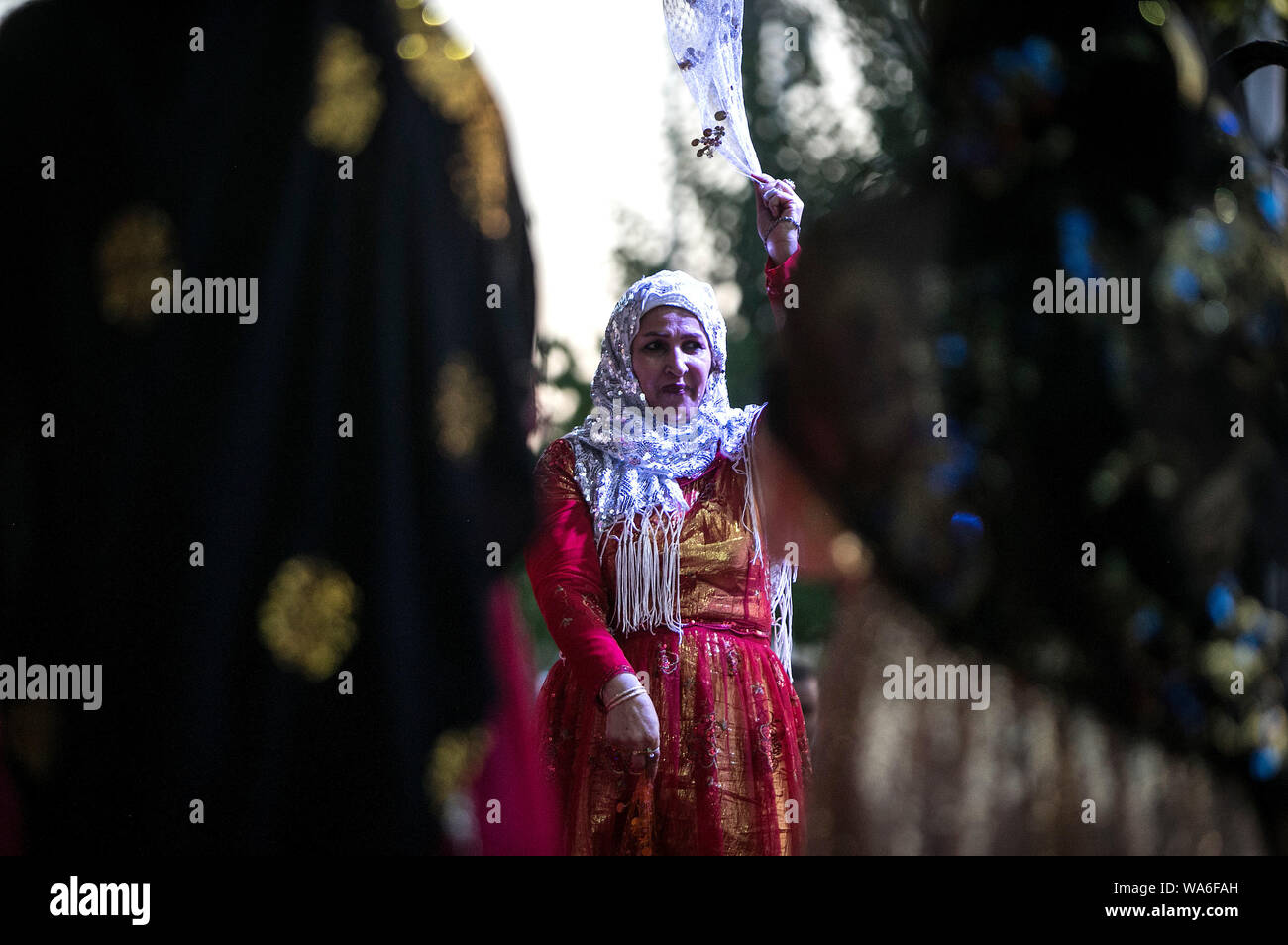 (190818) -- TEHRAN, Aug. 18, 2019 (Xinhua) -- Iranian villagers wearing ...