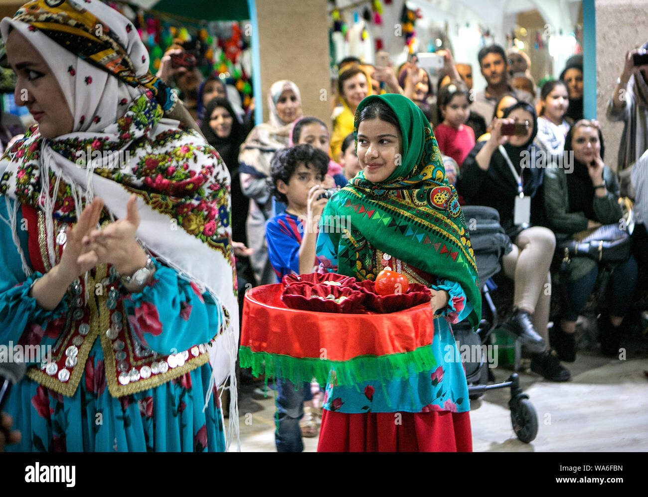 (190818) -- TEHRAN, Aug. 18, 2019 (Xinhua) -- Iranian villagers wearing ...