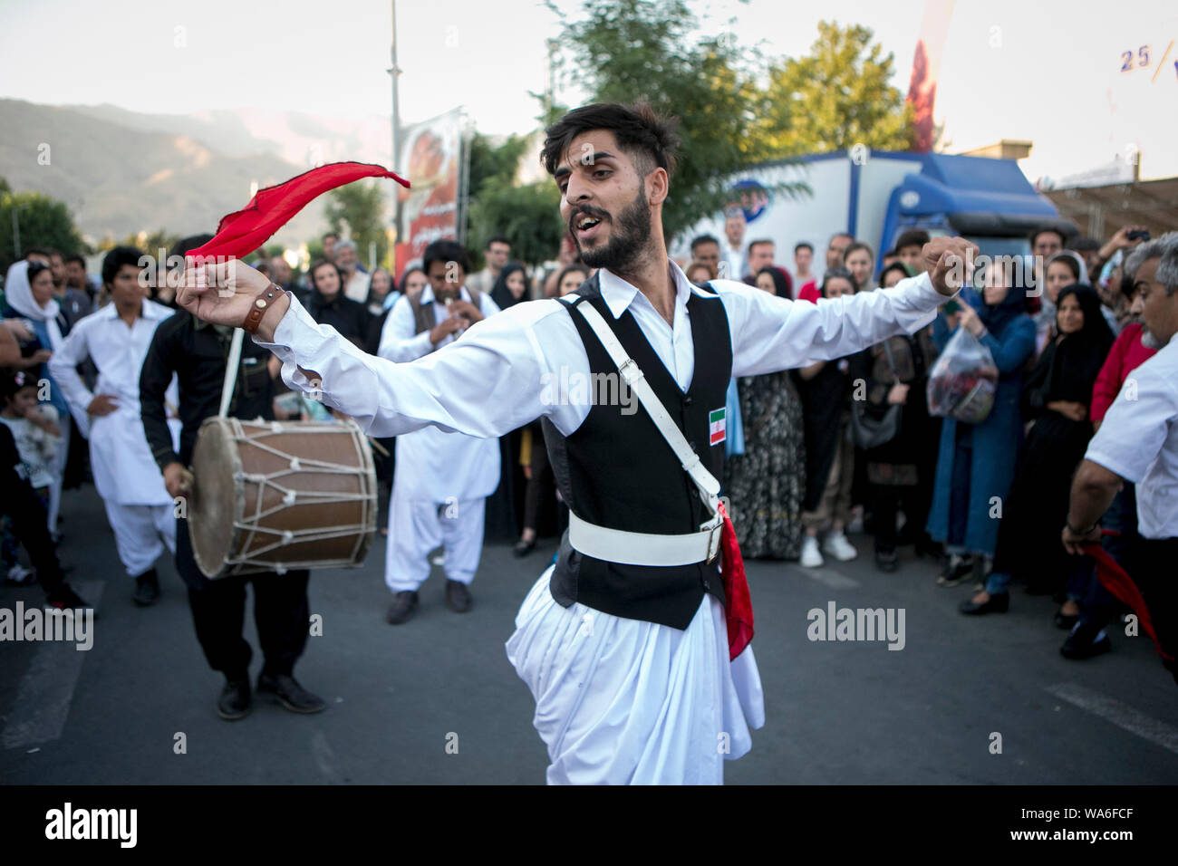 (190818) -- TEHRAN, Aug. 18, 2019 (Xinhua) -- Iranian villagers wearing ...