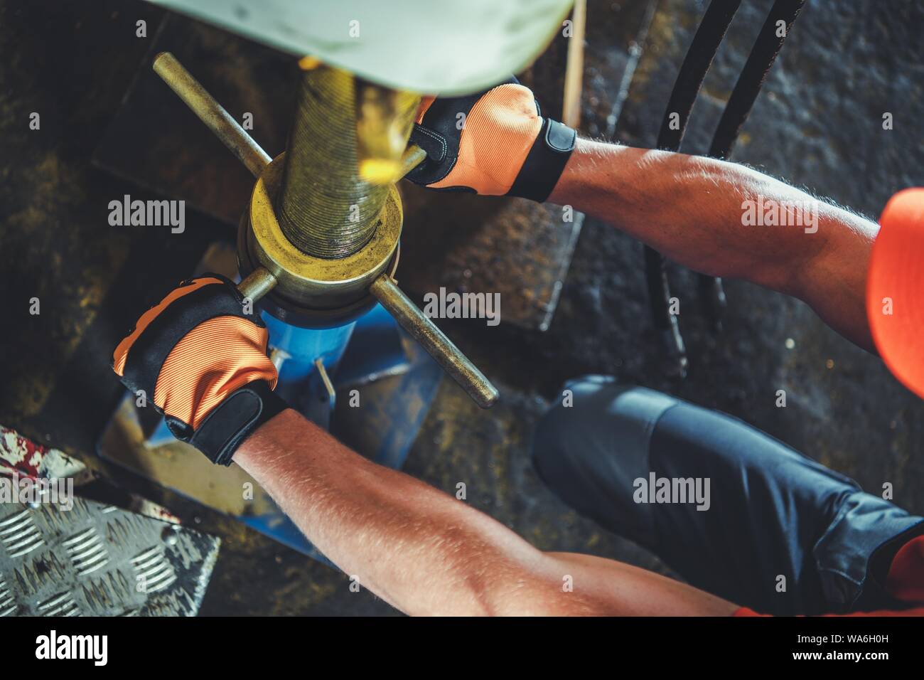 Vehicle repair hi-res stock photography and images - Alamy