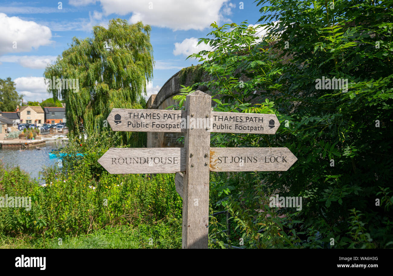 Thames Path signpost by Halfpenny Bridge, Lechlade, Gloucestershire ...