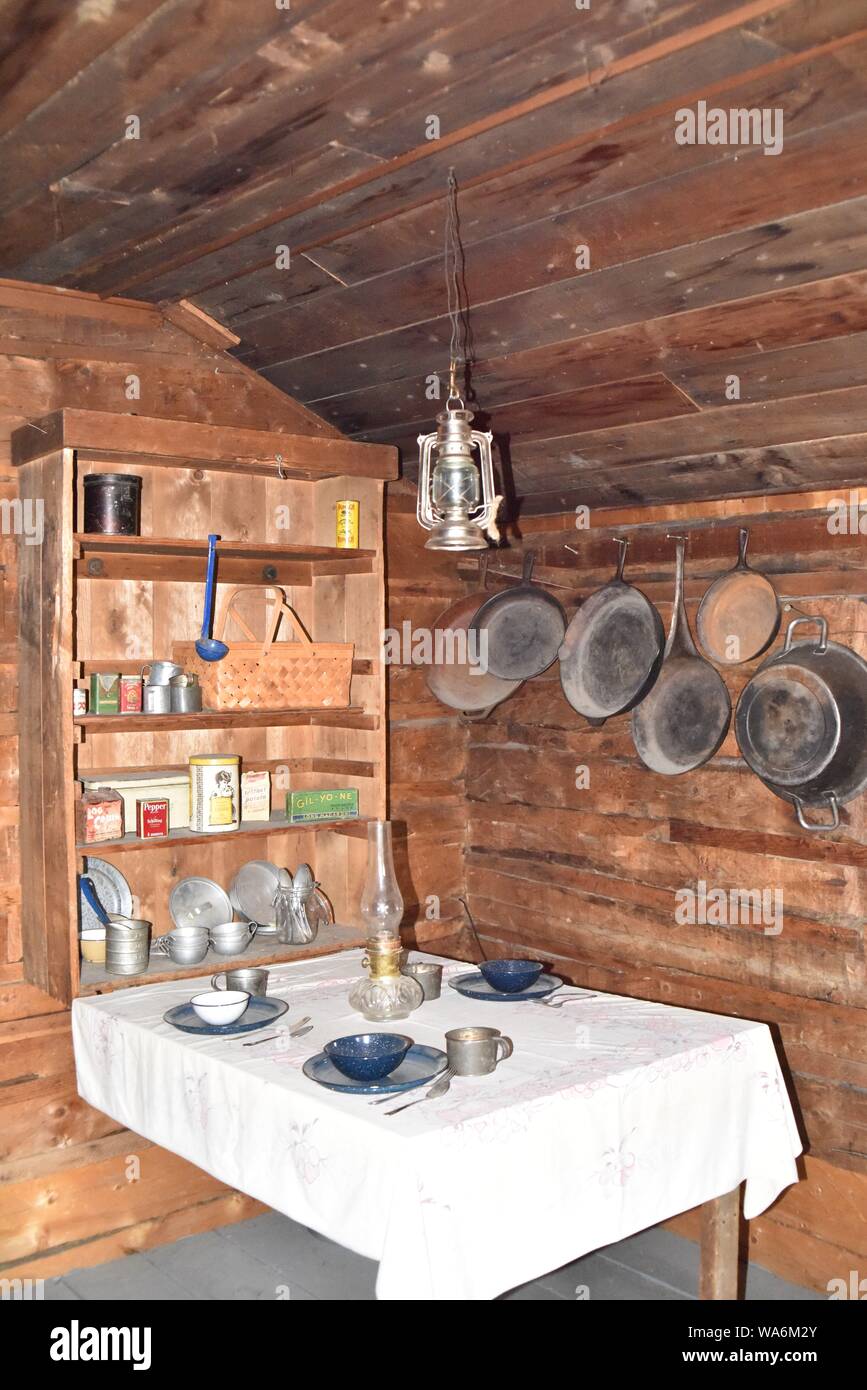 Savage cabin hi-res stock photography and images - Alamy