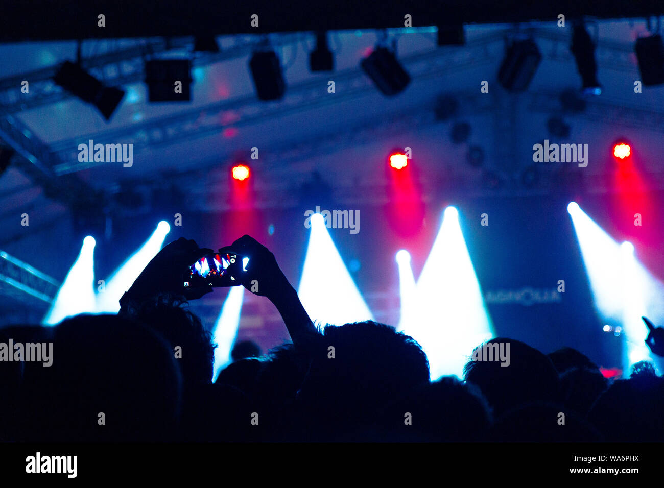 Fan clapping hands in concert hi-res stock photography and images - Alamy