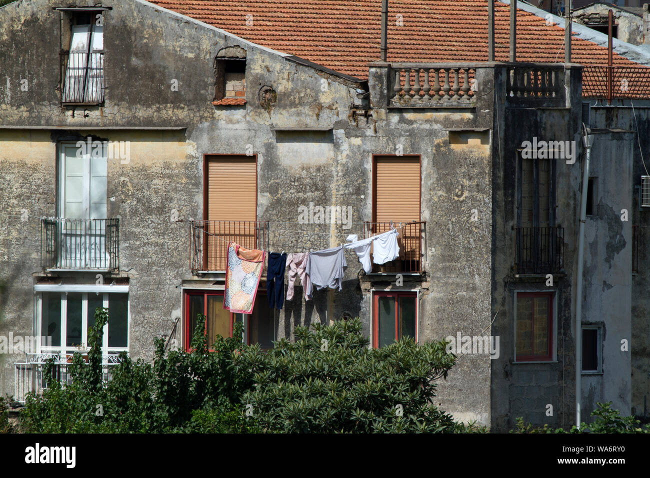Washing line house exterior hi-res stock photography and images - Alamy