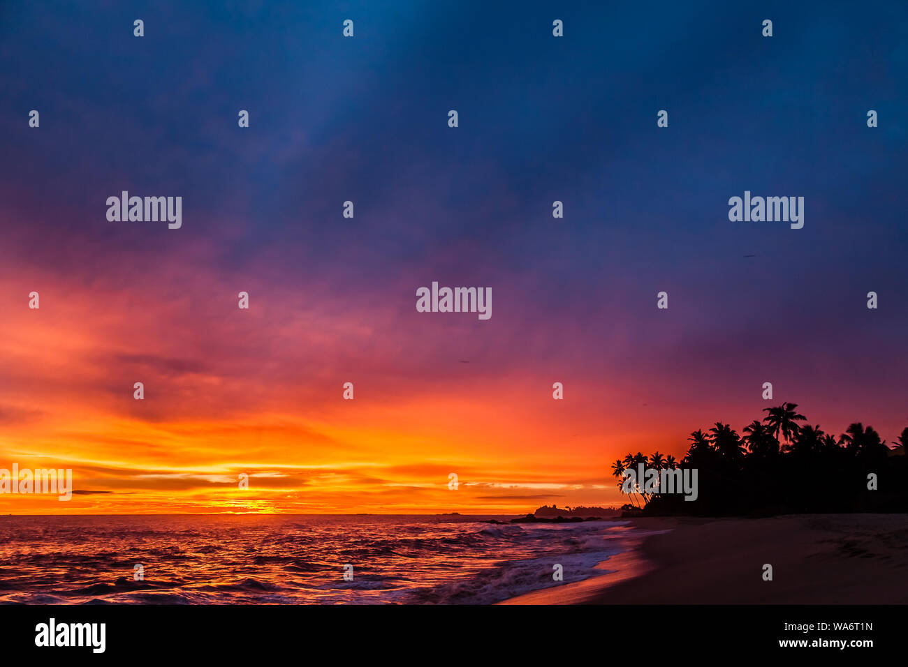 Sunset clouds indian ocean waves hi-res stock photography and images ...