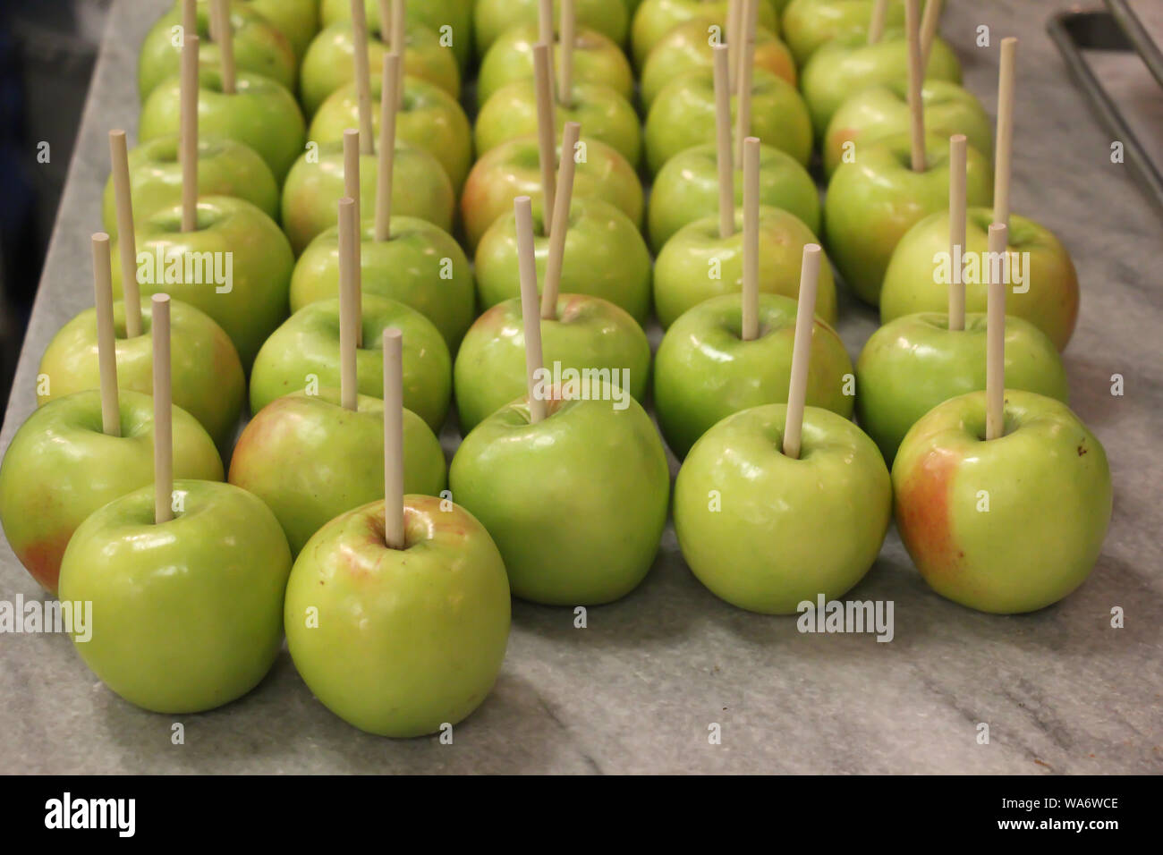 Fresh granny smith apples hi-res stock photography and images - Alamy