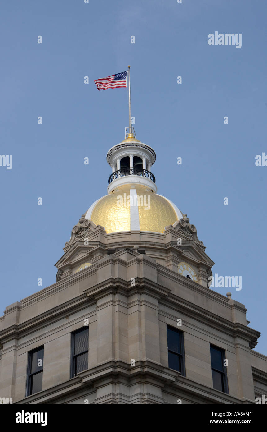 SOUTHERN LAW: City hall courthouse in historic downtown Savannah ...