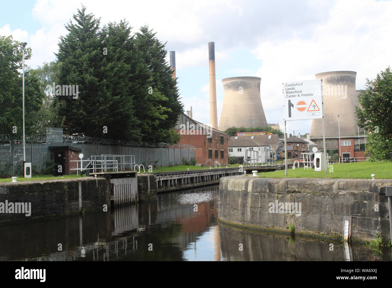 Ferrybridge locks with Ferrybridge PowerStation in background ...