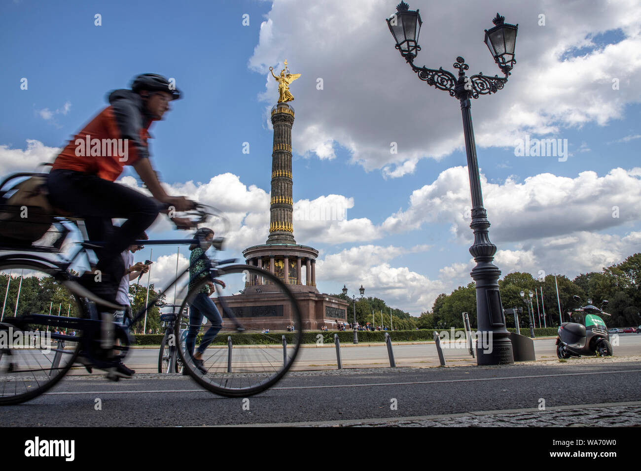 Cycle path, cyclist at the roundabout at the SiegessŠule, Berlin Stock ...
