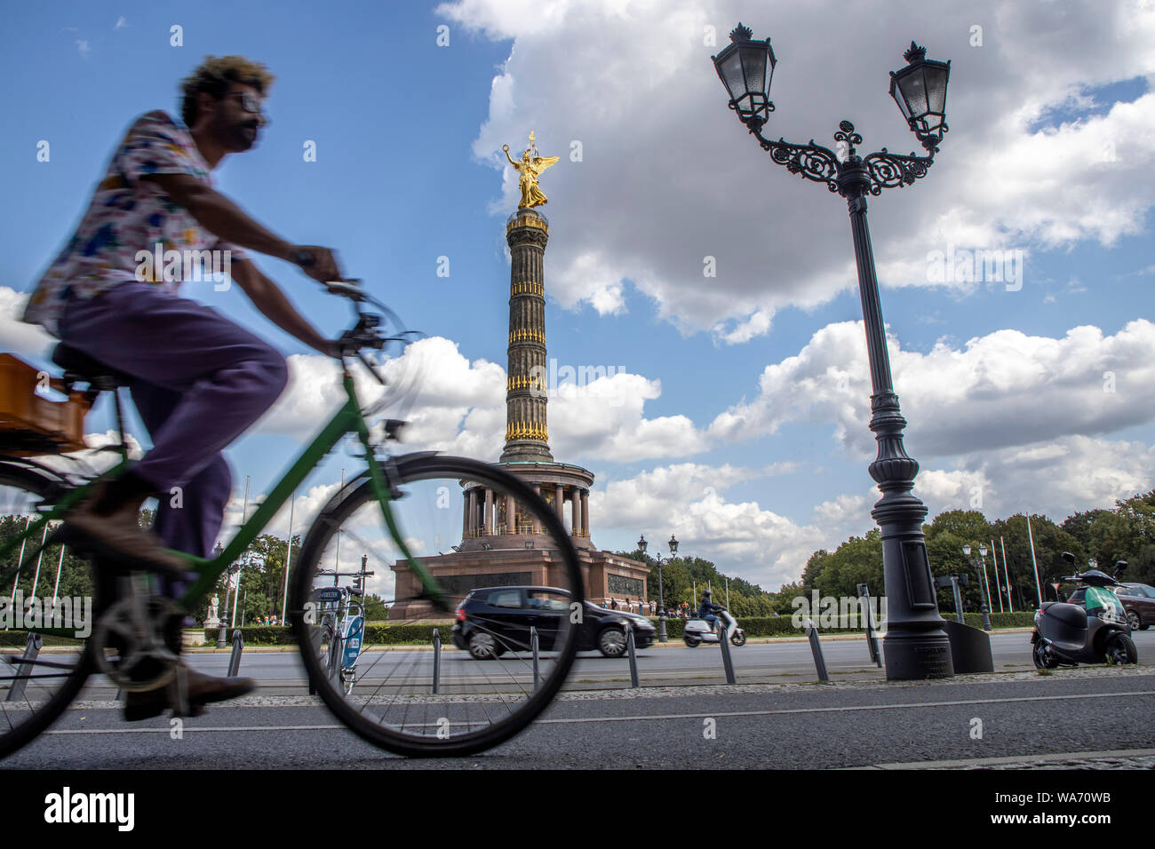Cycle path, cyclist at the roundabout at the SiegessŠule, Berlin Stock ...