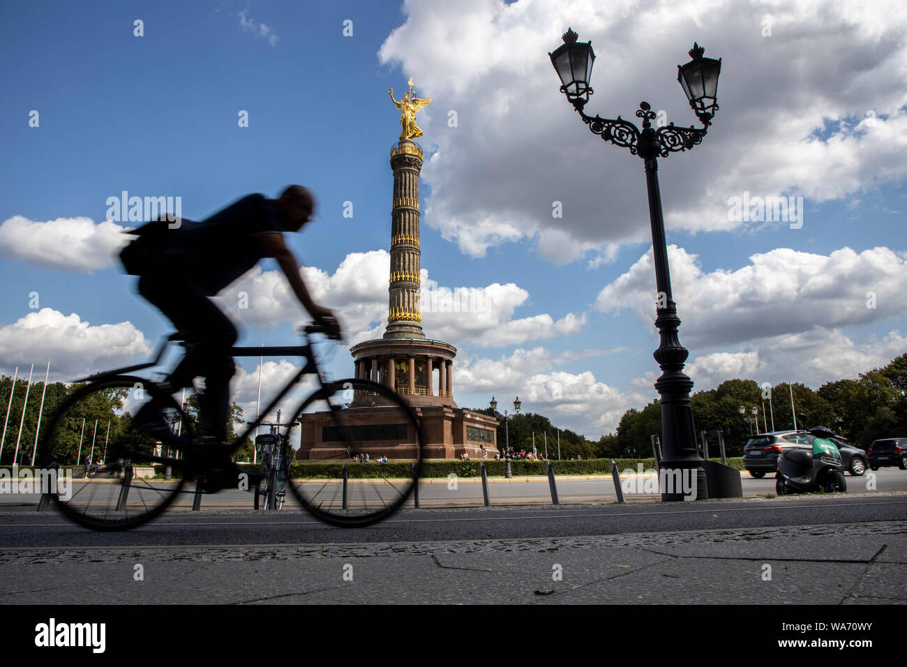 Cycle path, cyclist at the roundabout at the SiegessŠule, Berlin Stock ...