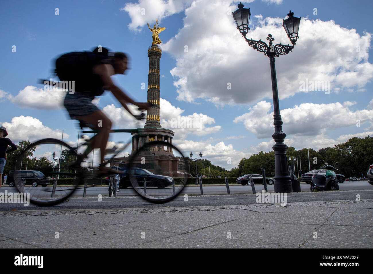Two lane roundabout hi-res stock photography and images - Alamy