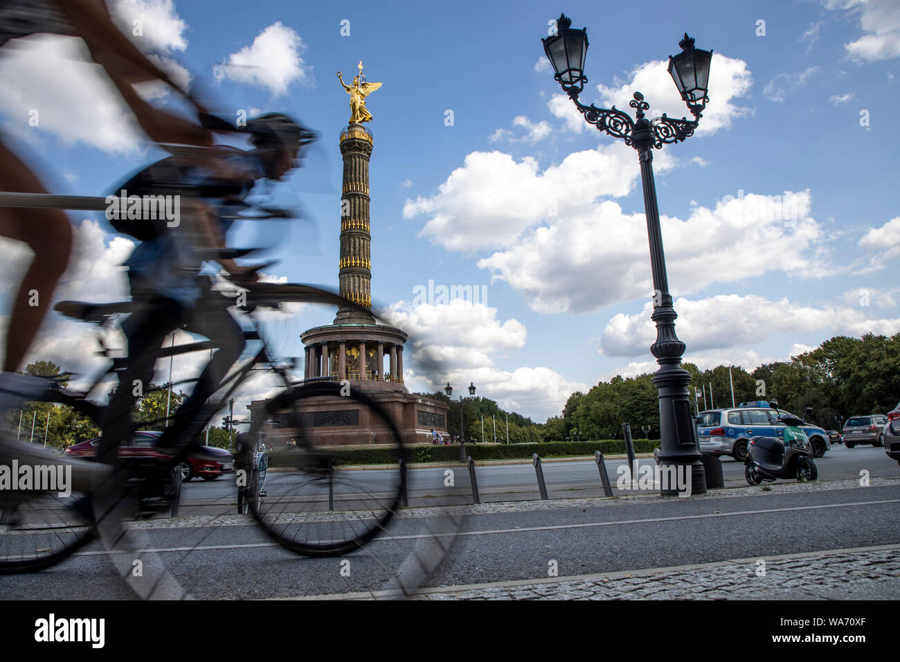 Cycle path, cyclist at the roundabout at the SiegessŠule, Berlin Stock ...