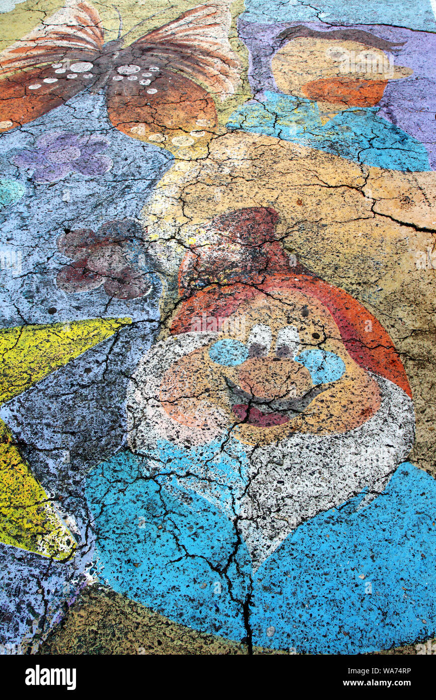 Childrens street drawing hi-res stock photography and images - Alamy