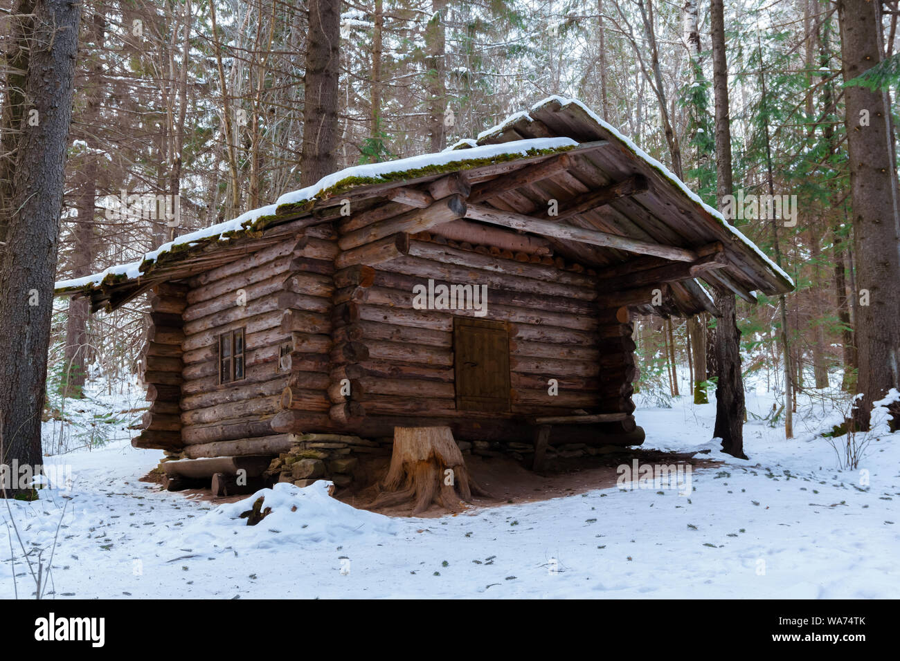 traditional old small hunting log cabin in the winter forest Stock ...