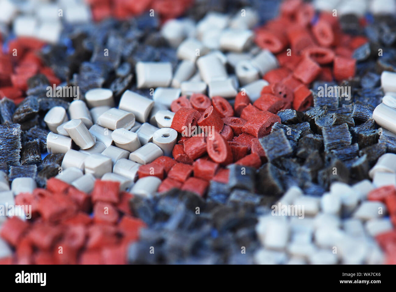 verschiedenfarbige Kunststoffe / Polymere different coloured polymer ...