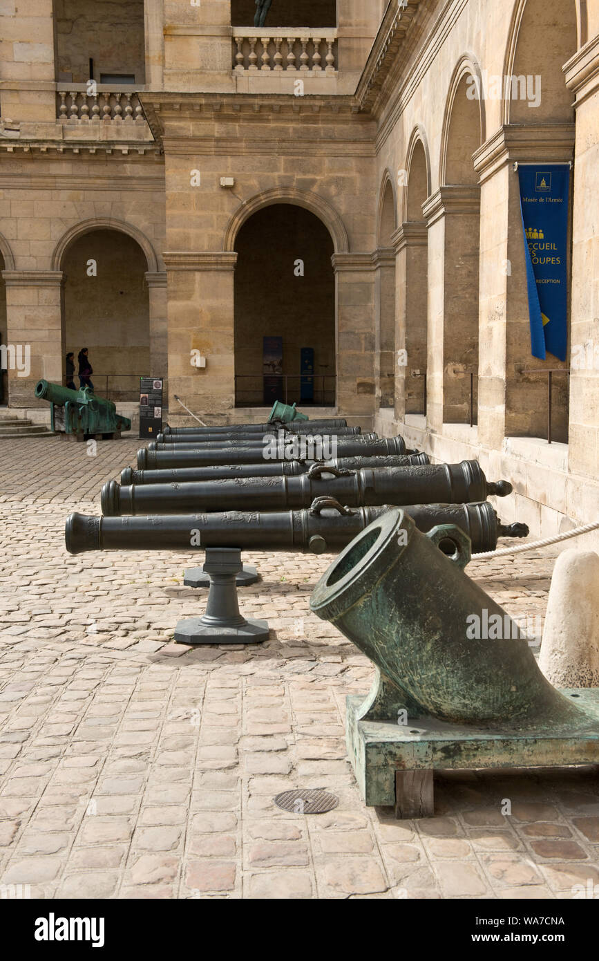 Napoleonic cannons in the courtyard of the Invalides Musee de l'Armee ...