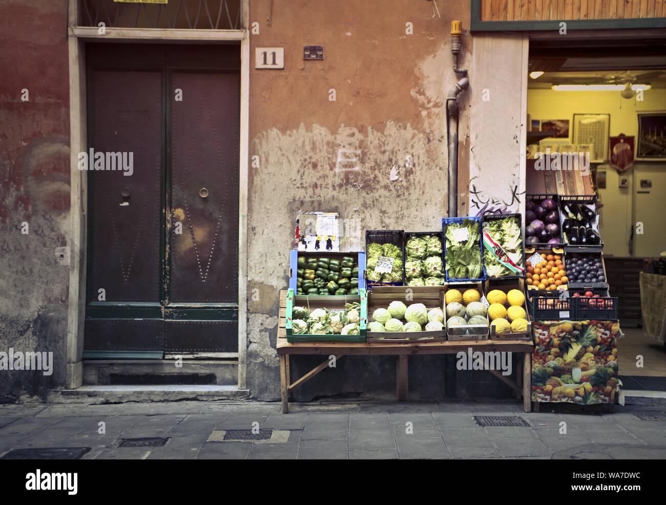 Grocery store produce wall vegetables hi-res stock photography and ...