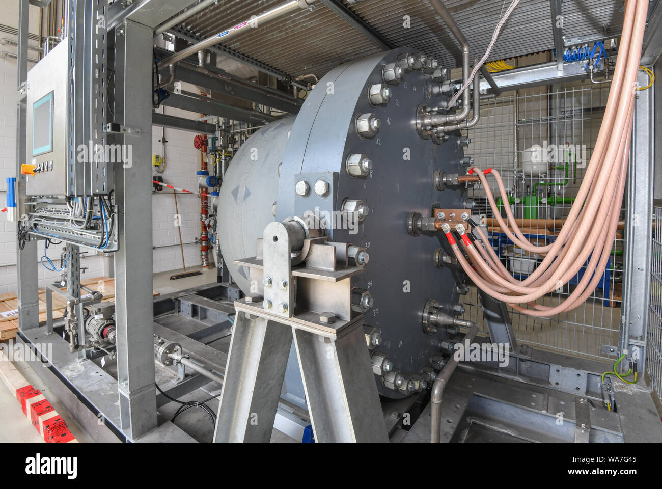 Electrolyzer hi-res stock photography and images - Alamy