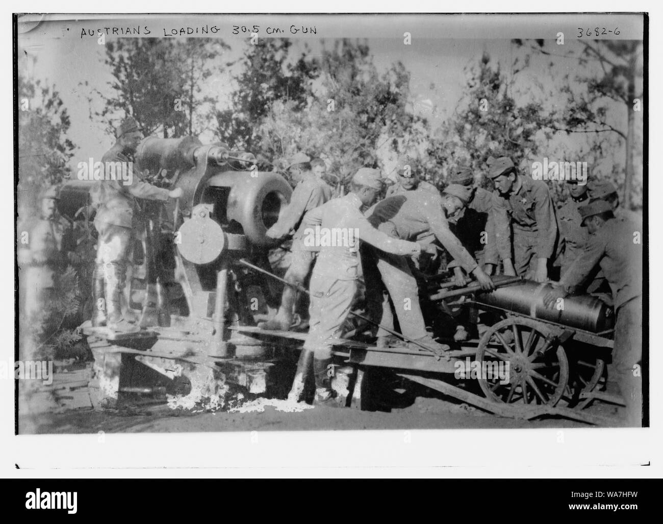 Loading artillery gun hi-res stock photography and images - Alamy