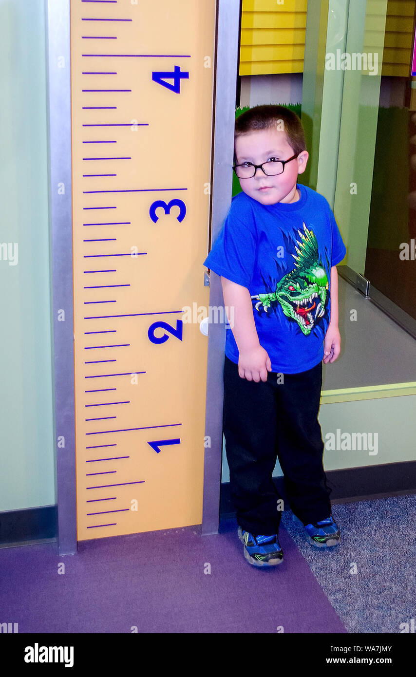 Short person next to tall person hi-res stock photography and images ...