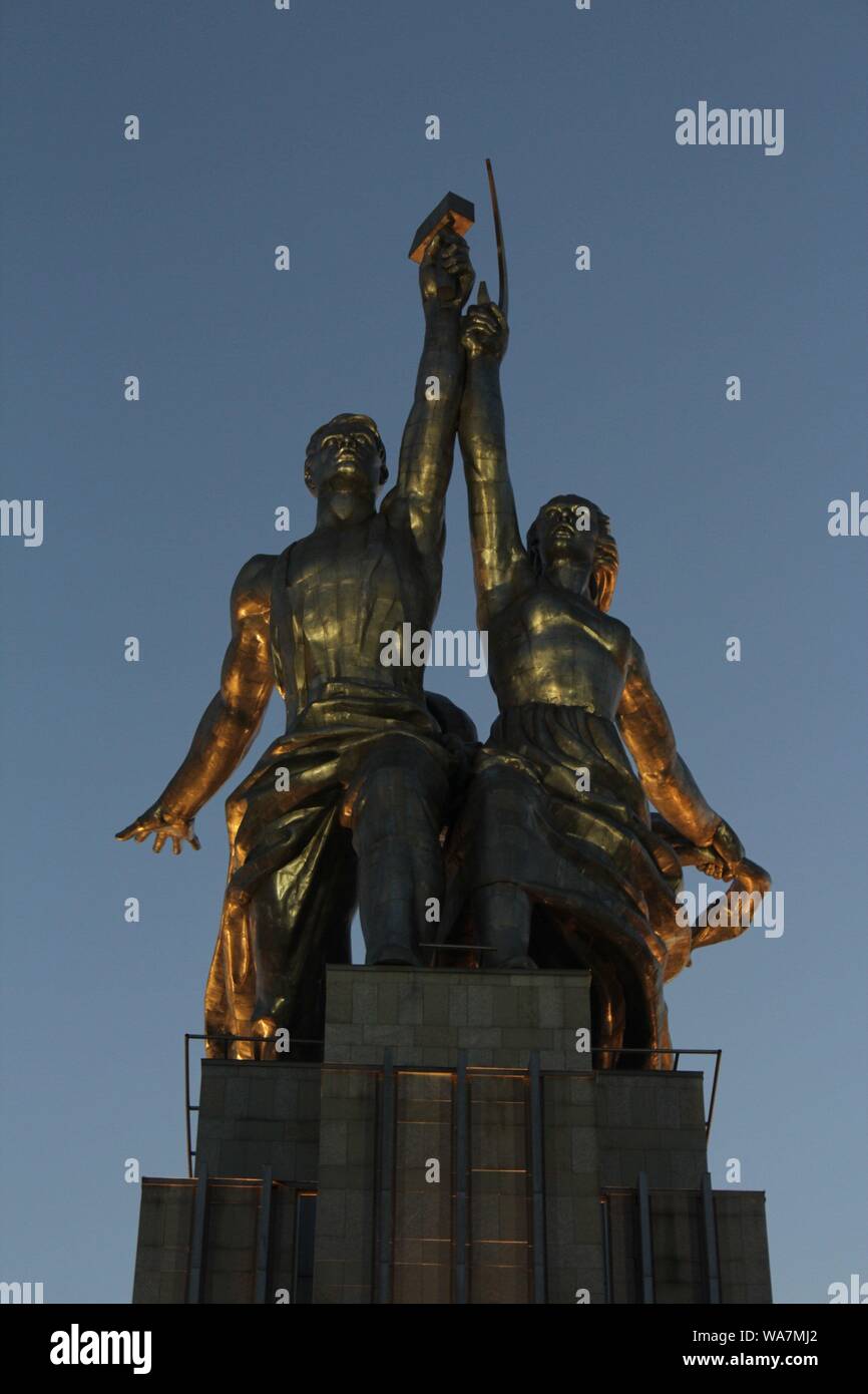 Statue worker moscow hi-res stock photography and images - Alamy