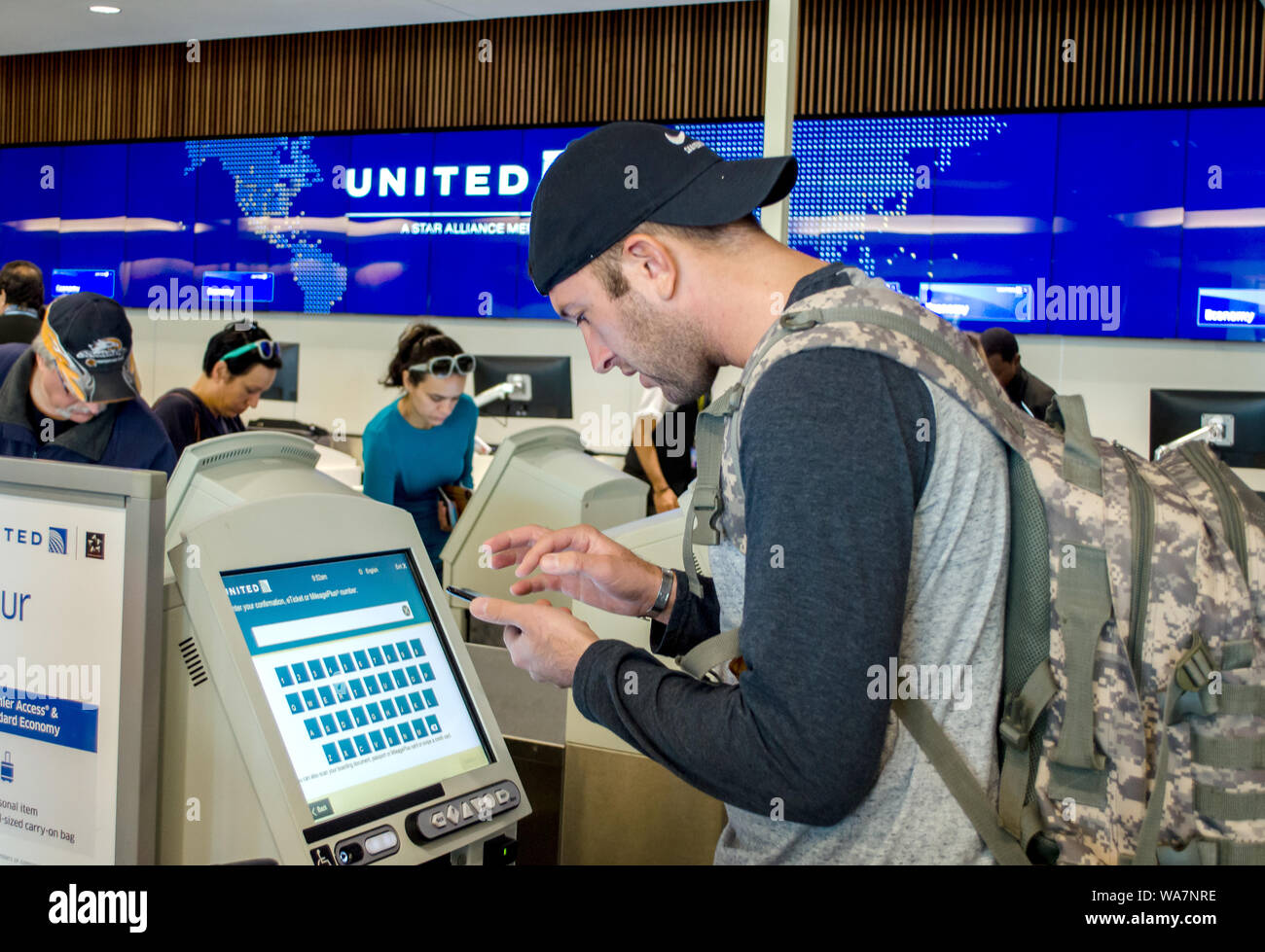 Family checking map hi-res stock photography and images - Alamy