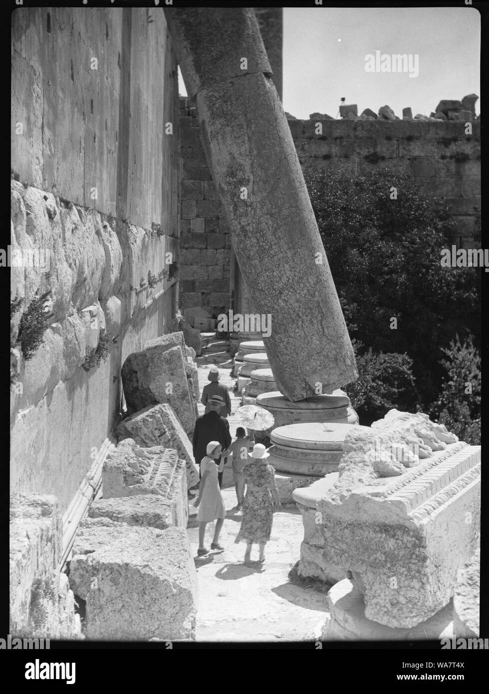 Baalbek. Temple of Bacchus. The leaning column Stock Photo - Alamy