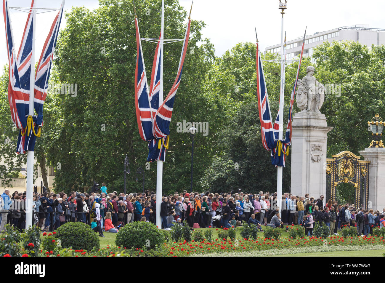 crowds gather to see the royal family on the balcony at Buckingham ...