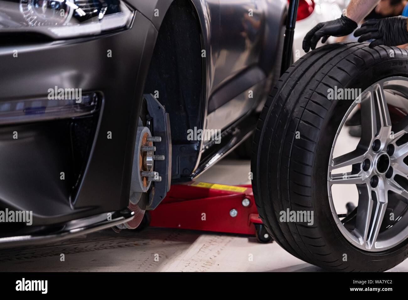 Mechanic changing wheel and tire. Car service Stock Photo - Alamy