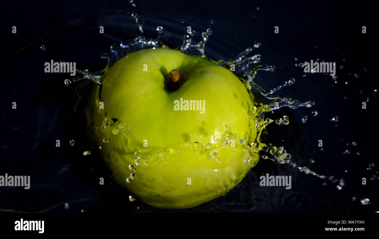 Dark green splash hi-res stock photography and images - Alamy