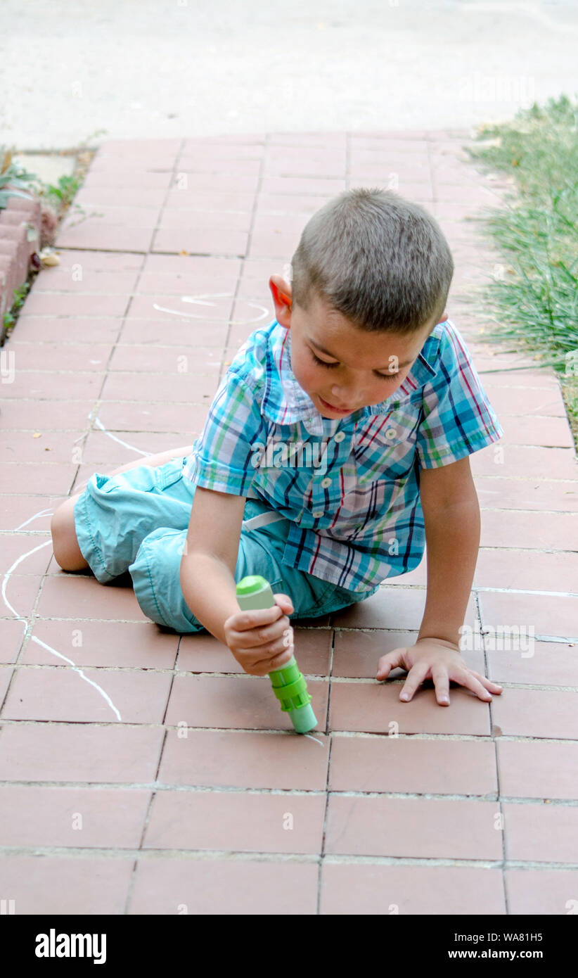 Pavement chalk kids hi-res stock photography and images - Alamy
