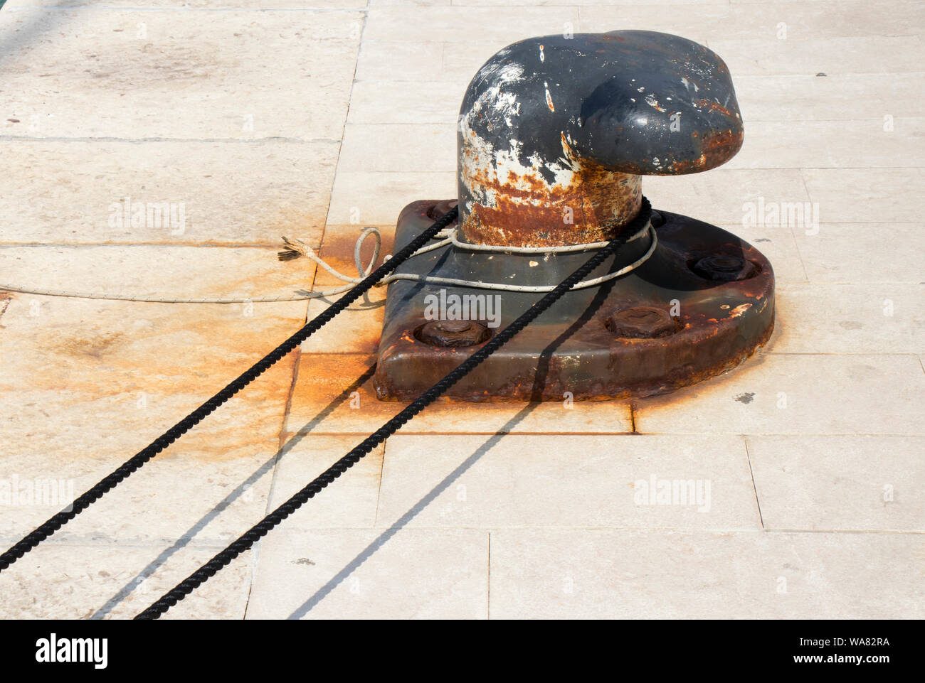 Old mooring rope hi-res stock photography and images - Alamy