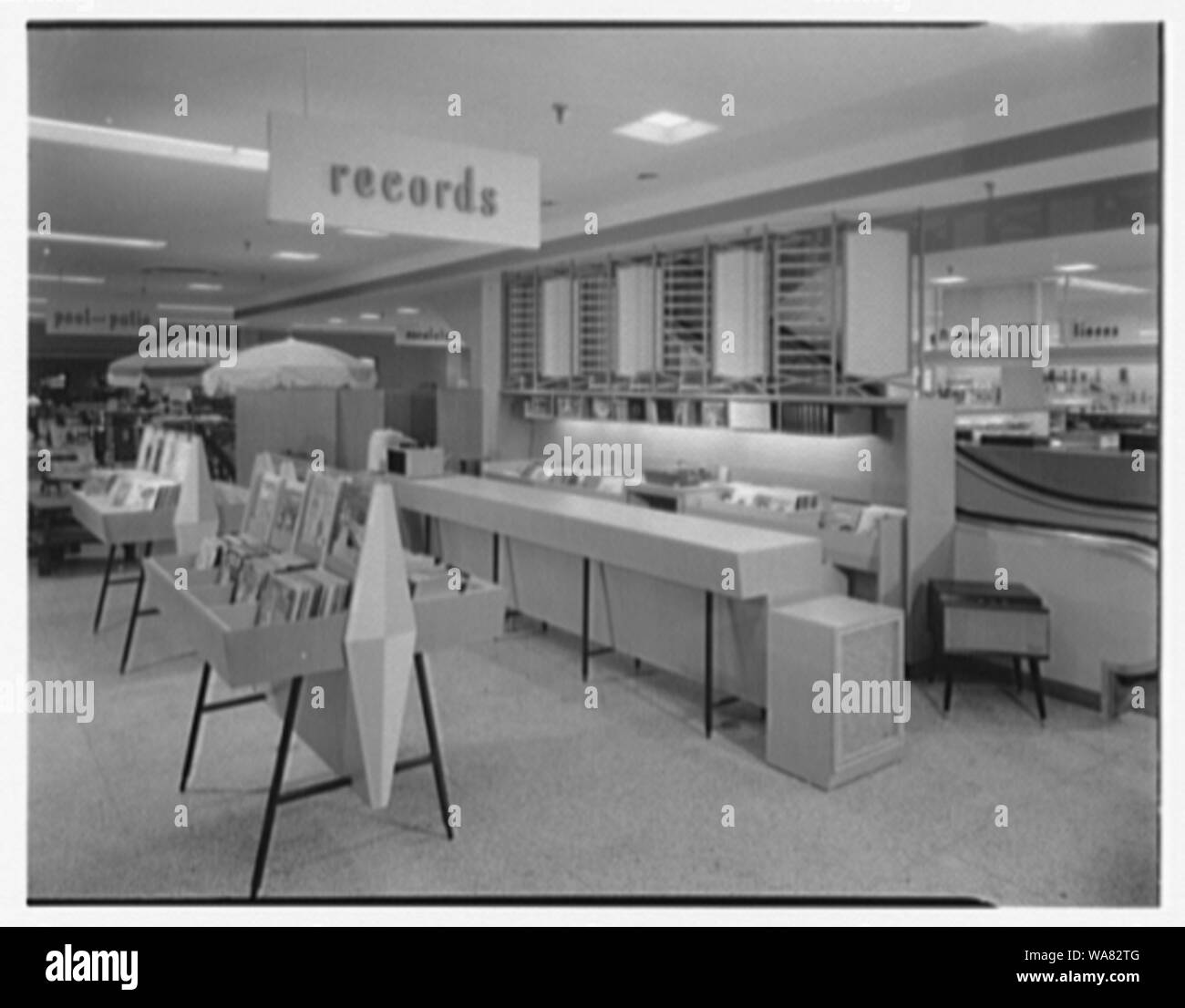Burdine's department store, business in 163rd St. Shopping Center ...