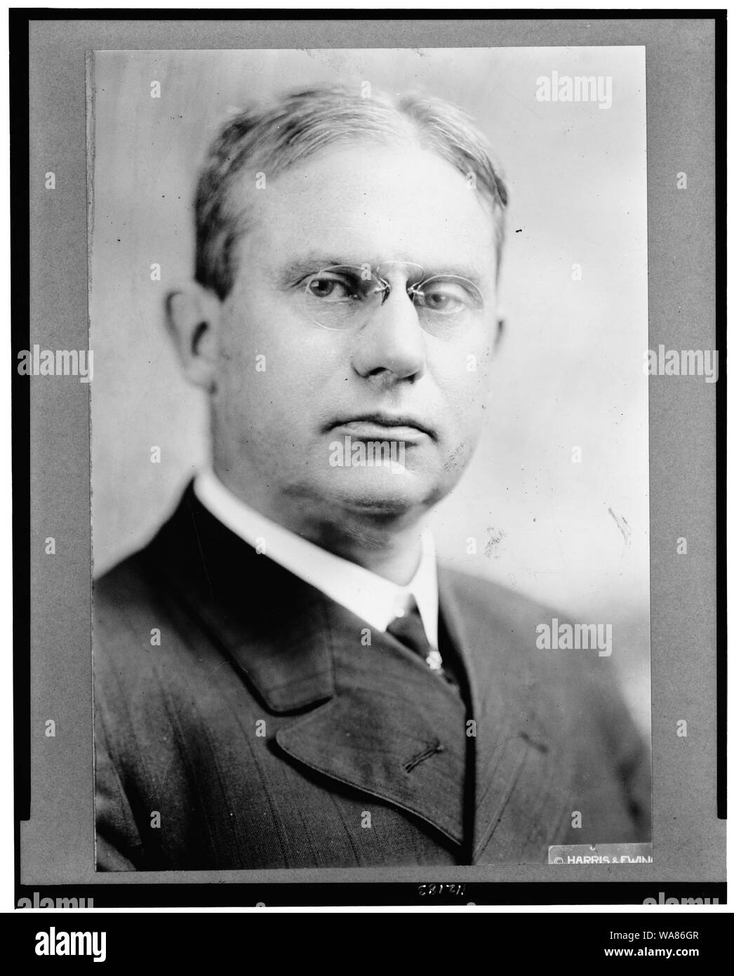 Facing r Black and White Stock Photos & Images - Alamy