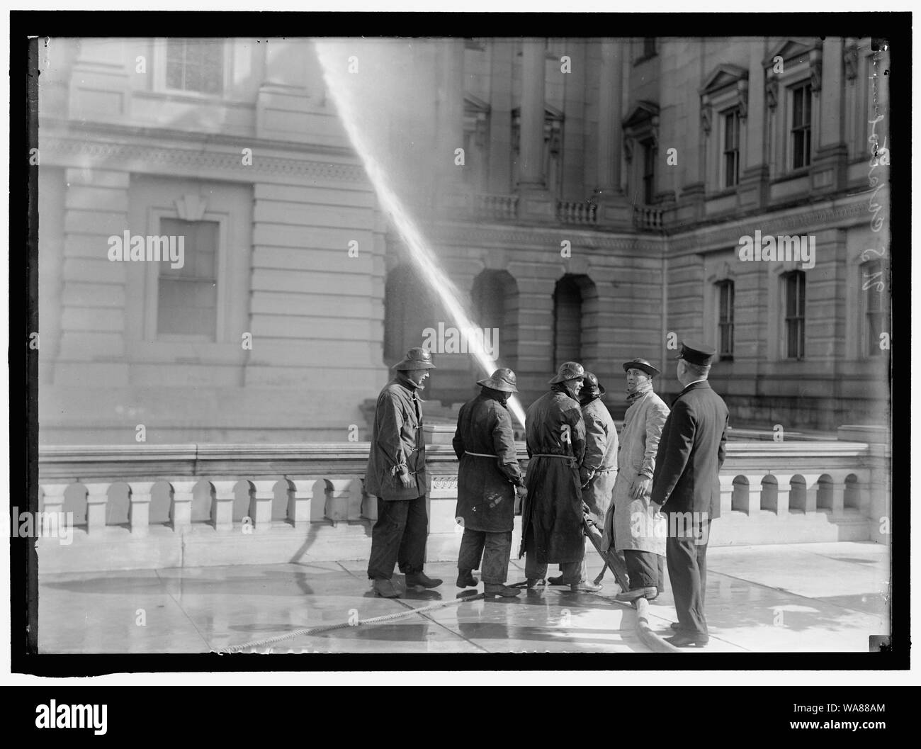 CAPITOL, U.S. CLEANING EXTERIOR Stock Photo - Alamy