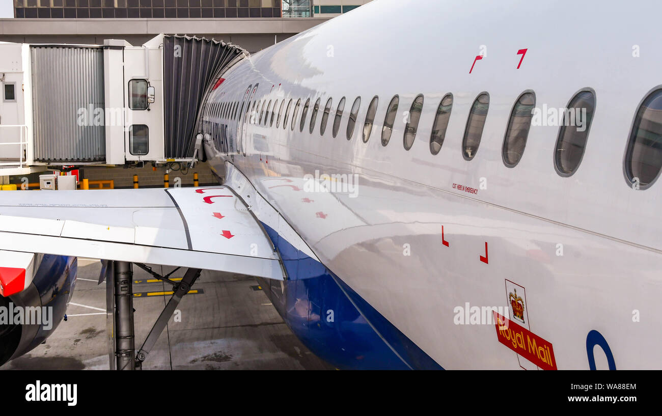 Passenger airbridge hi-res stock photography and images - Alamy