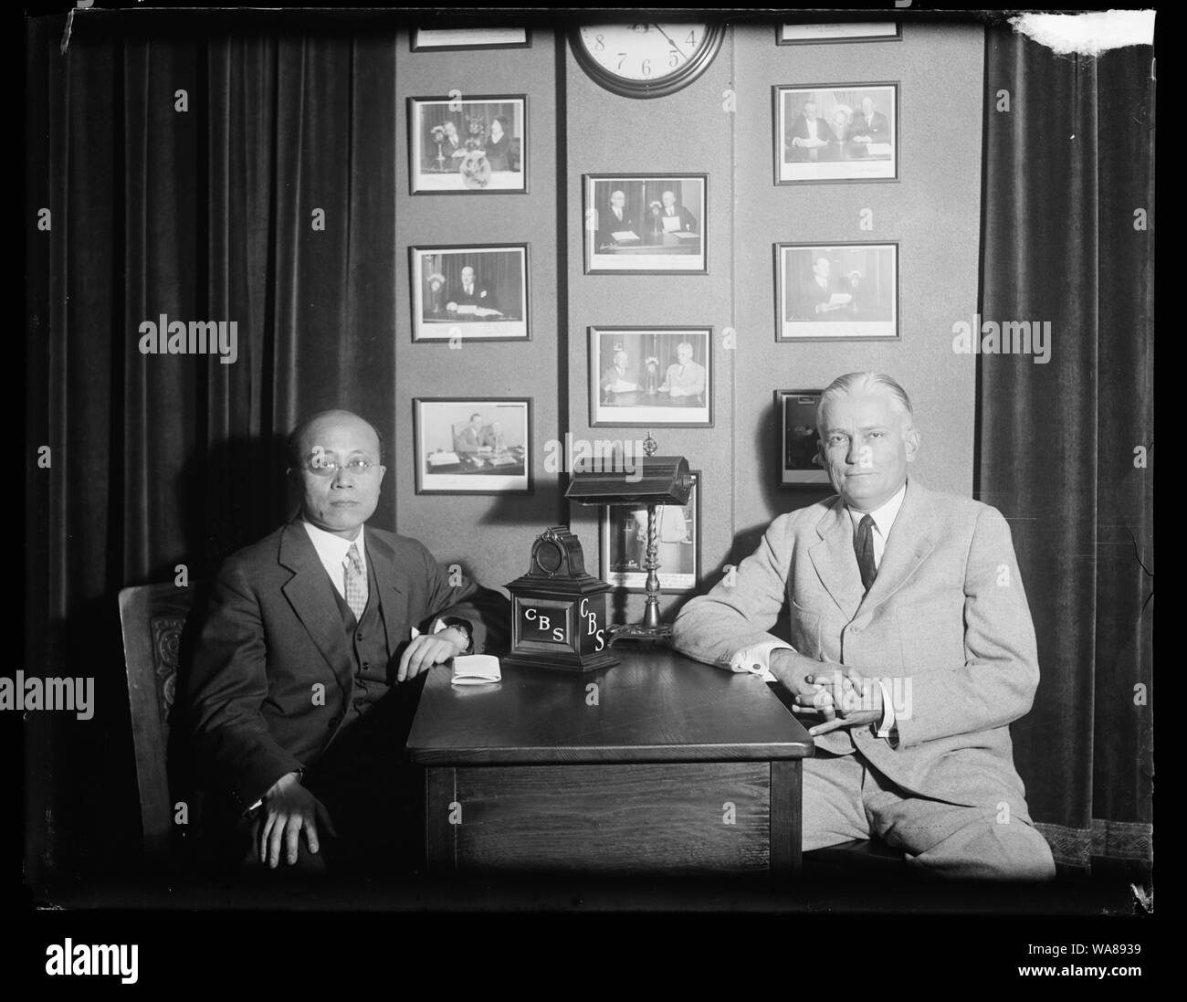 Cbs microphone hi-res stock photography and images - Alamy