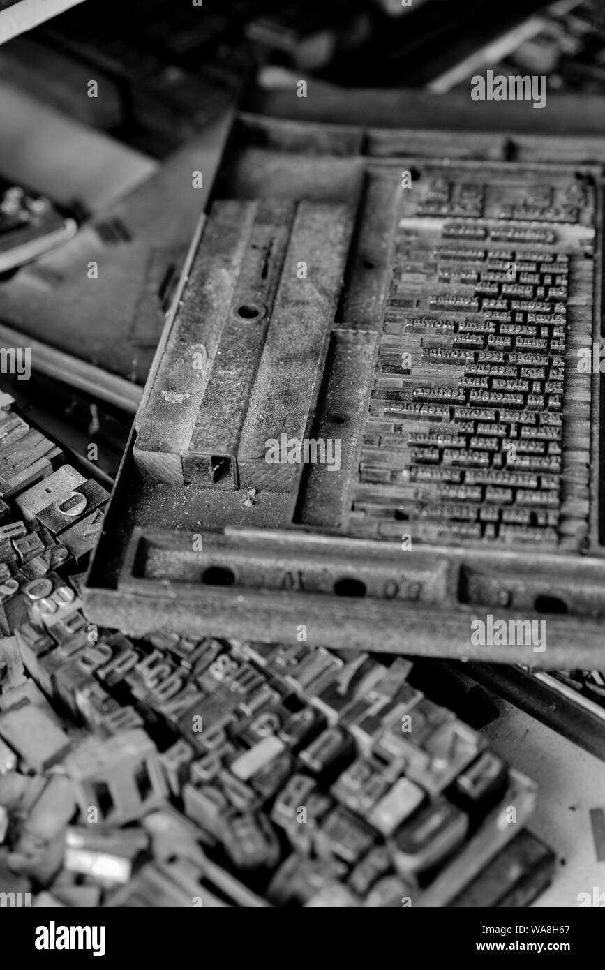 Metal type printing press hi-res stock photography and images - Alamy