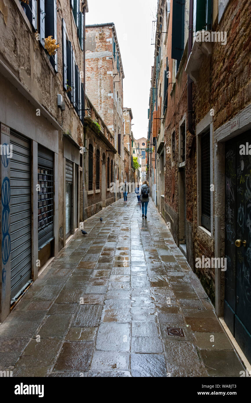 Calle larga hi-res stock photography and images - Alamy