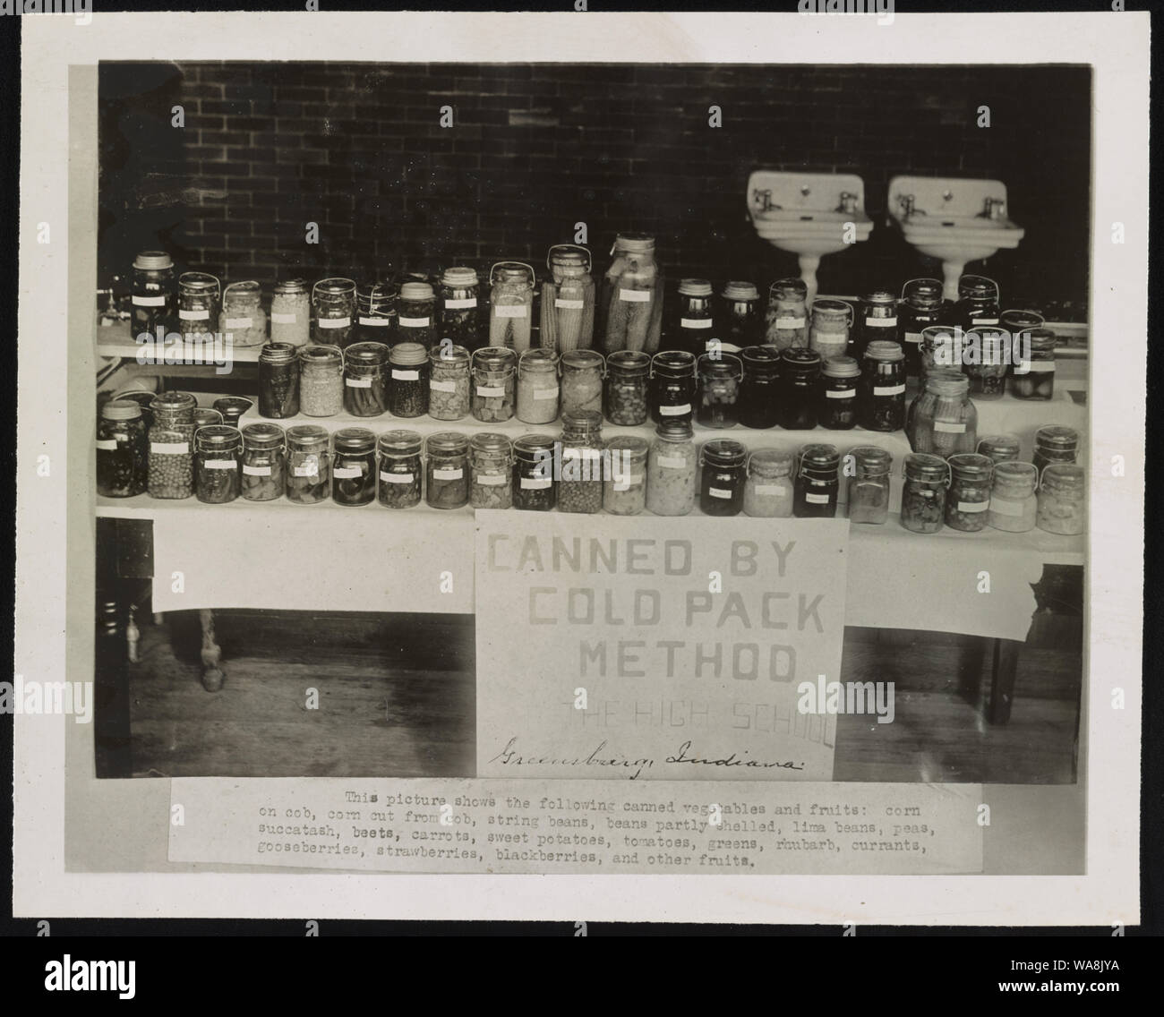 Canned goods handling hi-res stock photography and images - Alamy