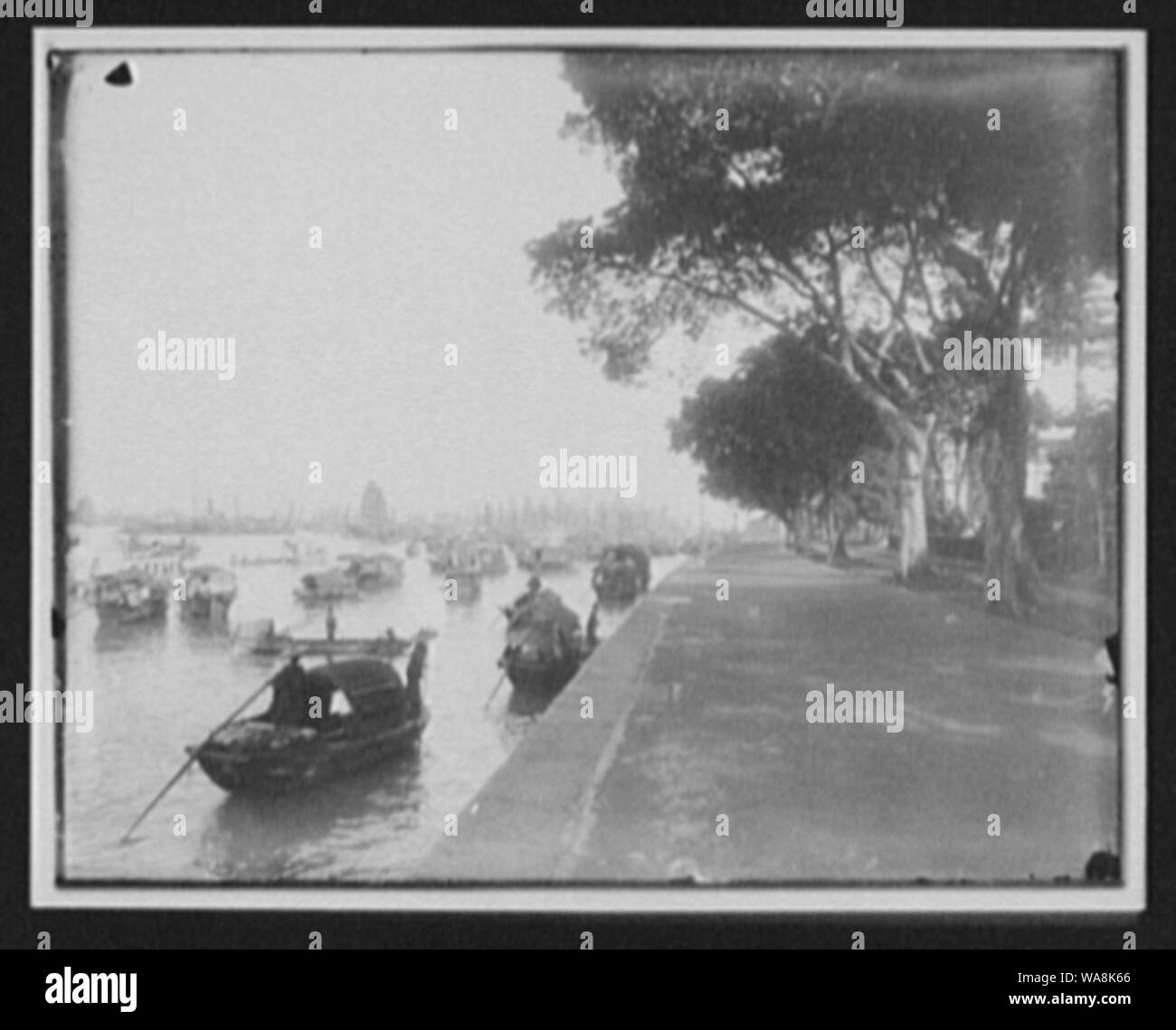 Canton - seawall and harbor crowded with sampans Stock Photo - Alamy