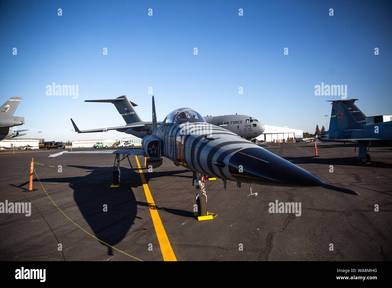 Fighter jet vector hi-res stock photography and images - Alamy