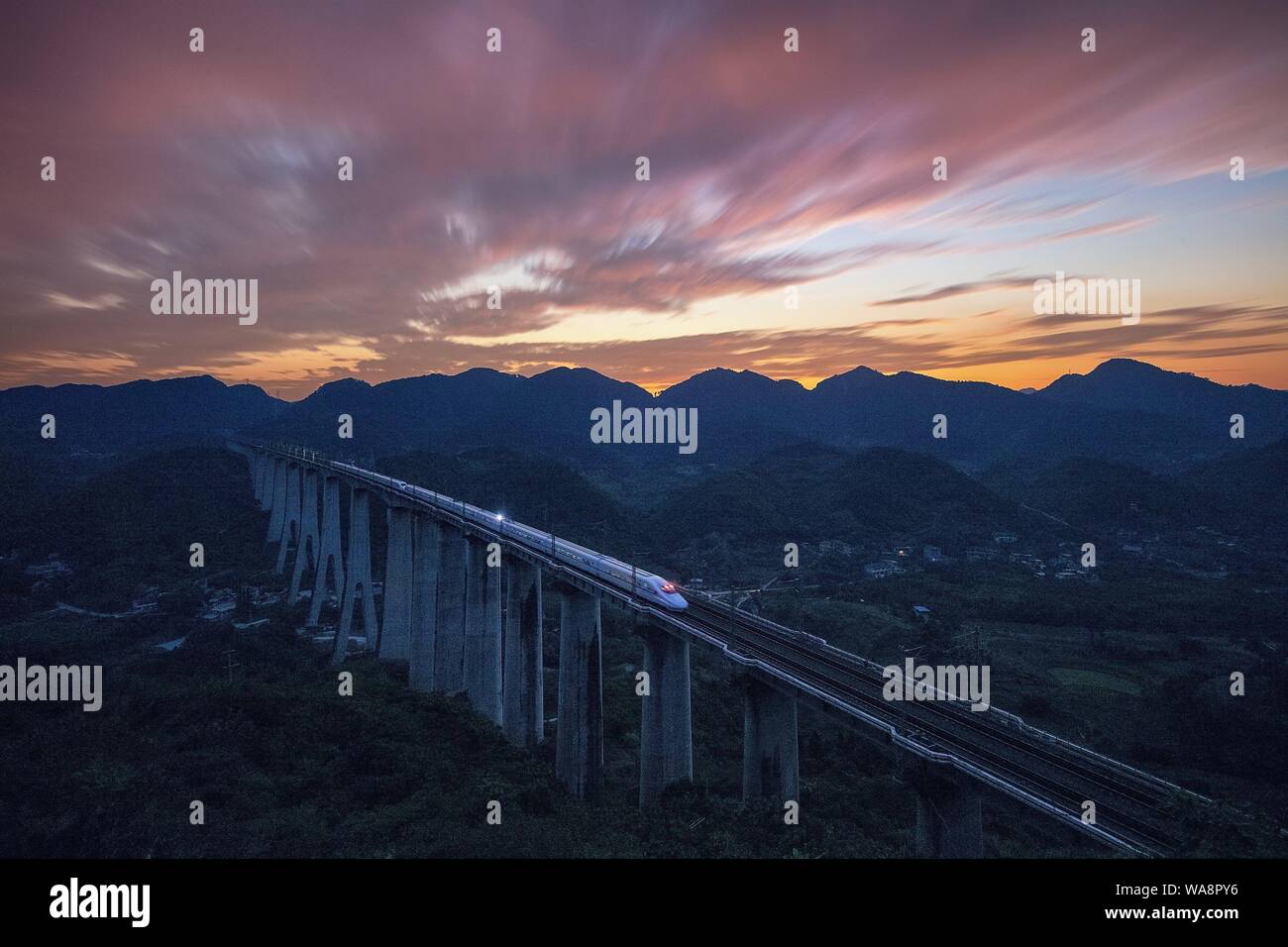 Chongqing, Chongqing, China. 19th Aug, 2019. Chongqing, CHINA-A bright ...